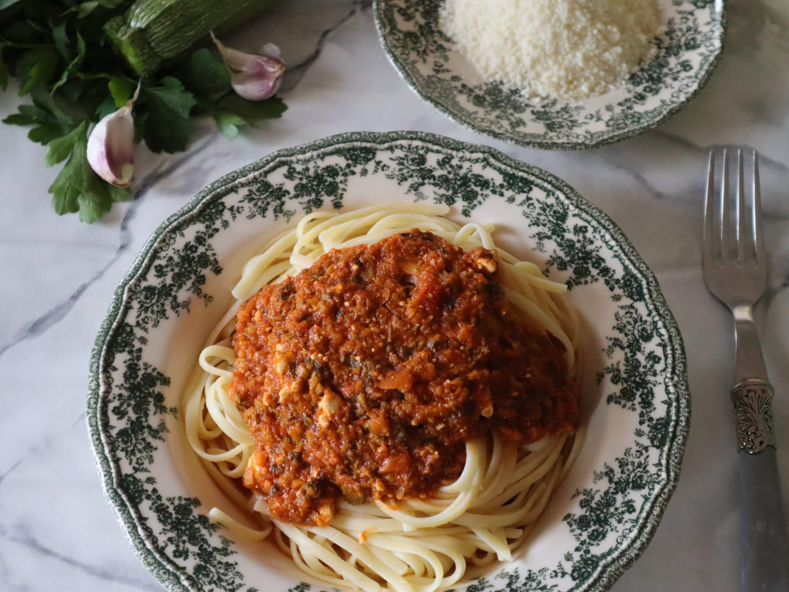 Λιγκουίνι με κολοκυθάκια σε κόκκινη σάλτα (vegetarian)
